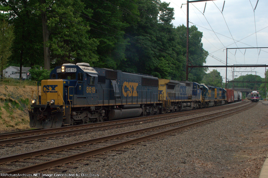 CSX SD50-3 8619 leads Q300-27